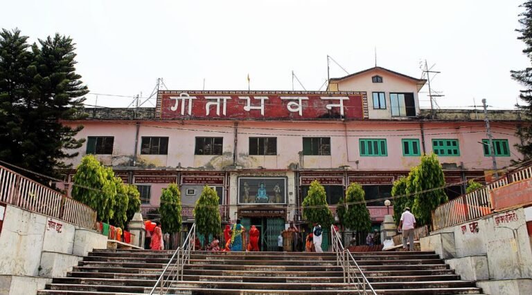 10 Famous Ashrams in Rishikesh