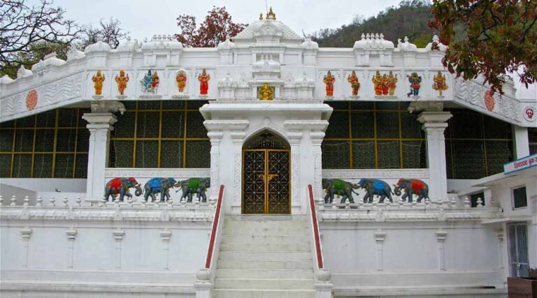 10 Famous Ashrams in Rishikesh